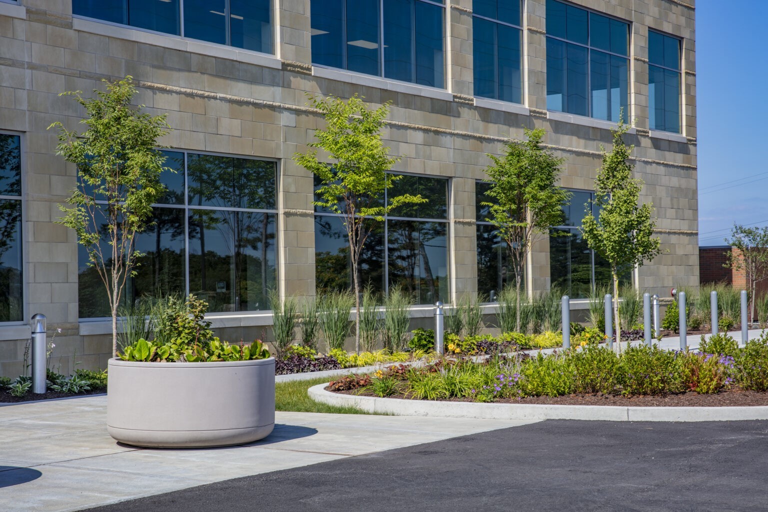 Trifab® VersaGlaze® 451/451T Framing System - Kawneer Canada