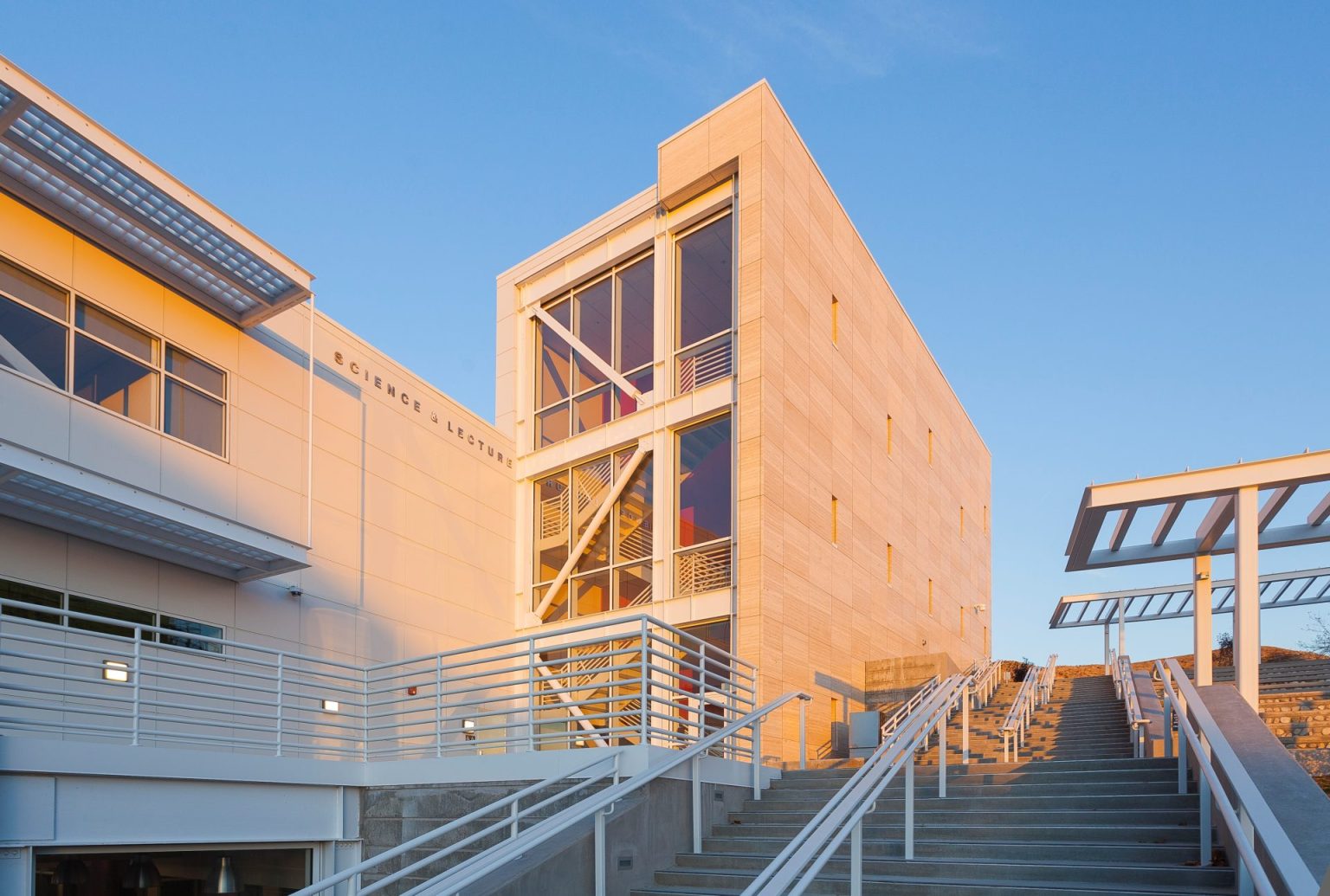 Don Takeda Science Center - Kawneer Canada